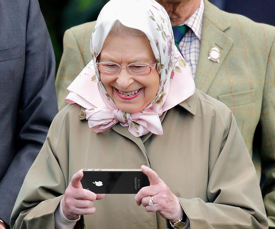 The Queen posts on Instagram for first time